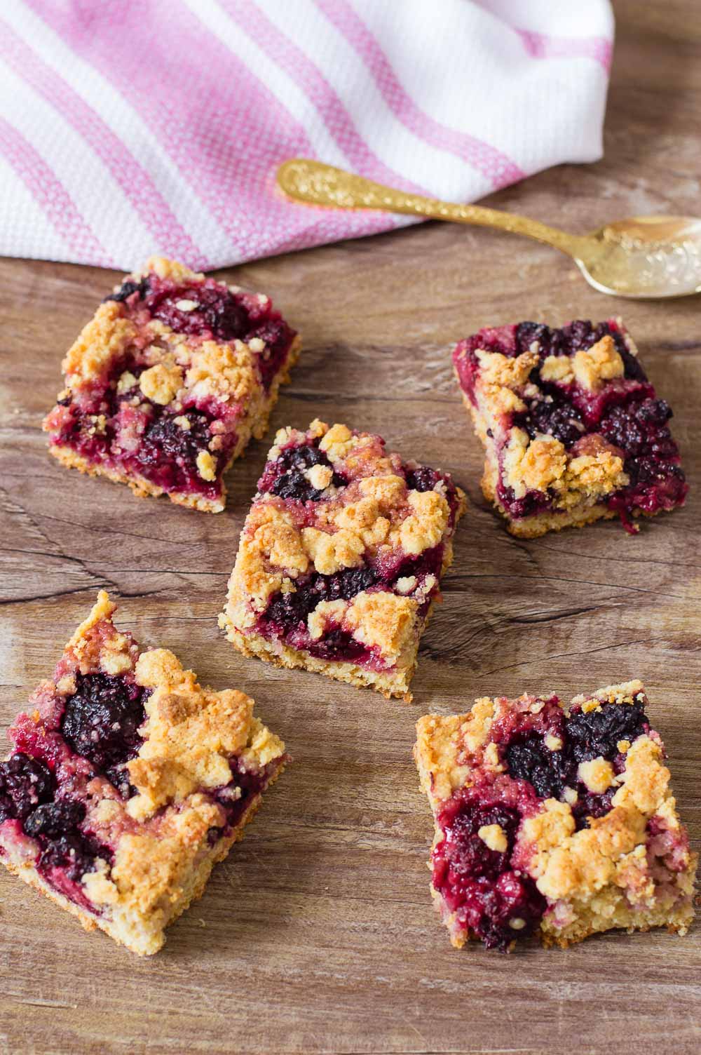 Blackberry crumb bars are crunchy, irresistible, & bursting with berry ...